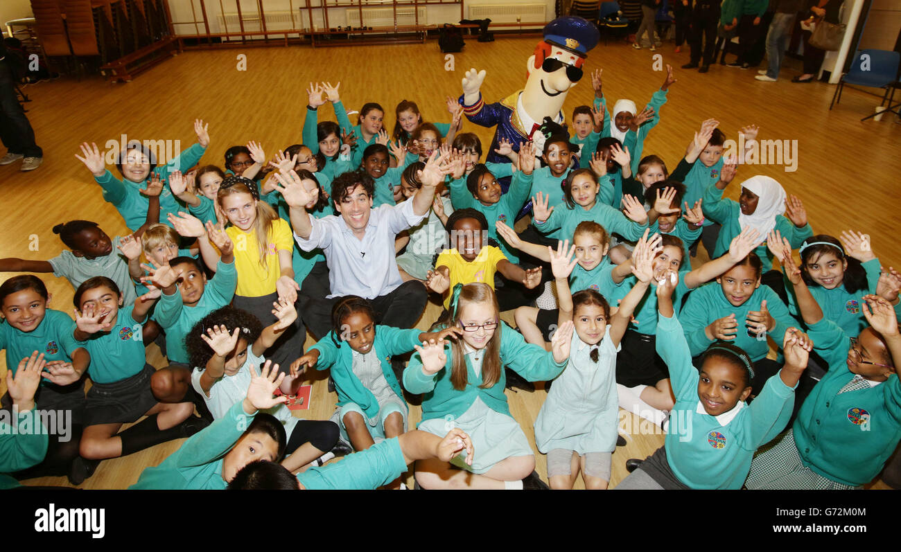 Stephen Mangan (the voice of Postman Pat in the new film) with Postman ...