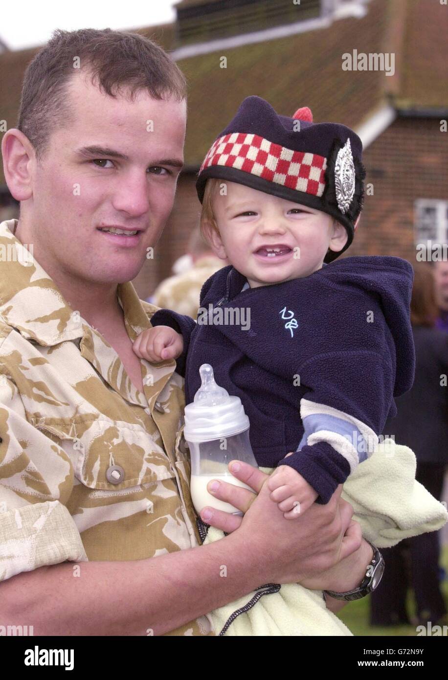 200 soldiers reunited families hi-res stock photography and images - Alamy