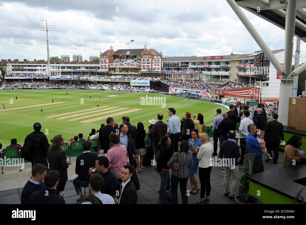 Rooftop spectators hi-res stock photography and images - Alamy