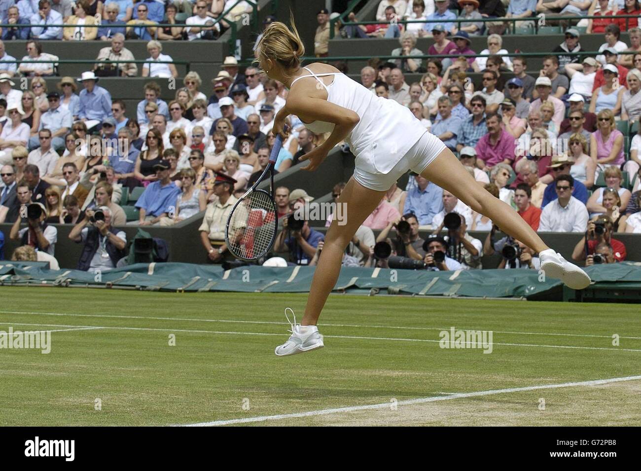 Maria Sharapova Wimbledon 2004 Stock Photos & Maria Sharapova Wimbledon ...