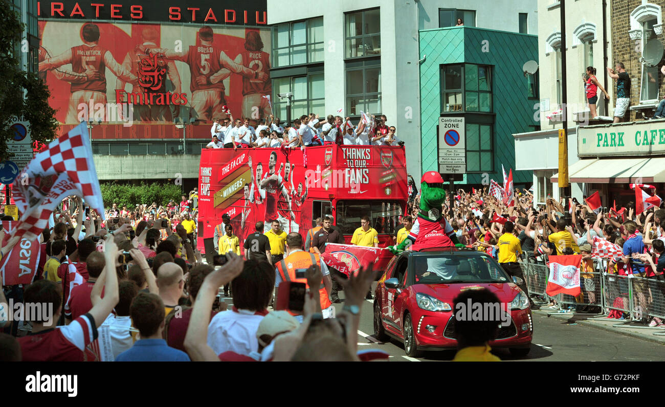 Arsenal Winners Parade High Resolution Stock Photography and Images - Alamy