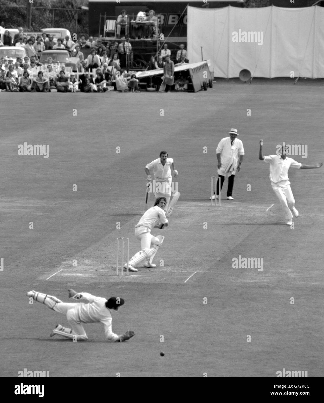 Cricket b w black white ian botham hi-res stock photography and images ...