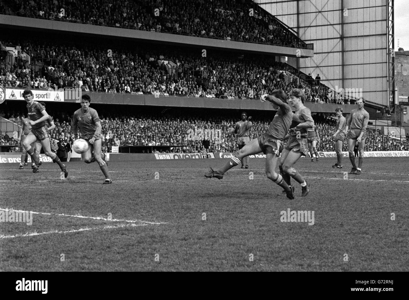Liverpool chelsea stamford bridge Black and White Stock Photos & Images ...