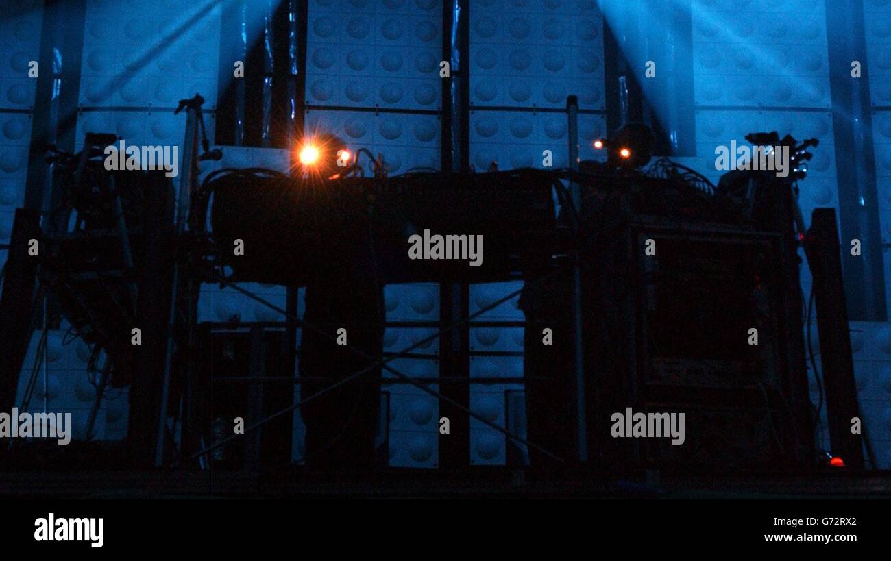 Orbital glastonbury 2004 hi-res stock photography and images - Alamy