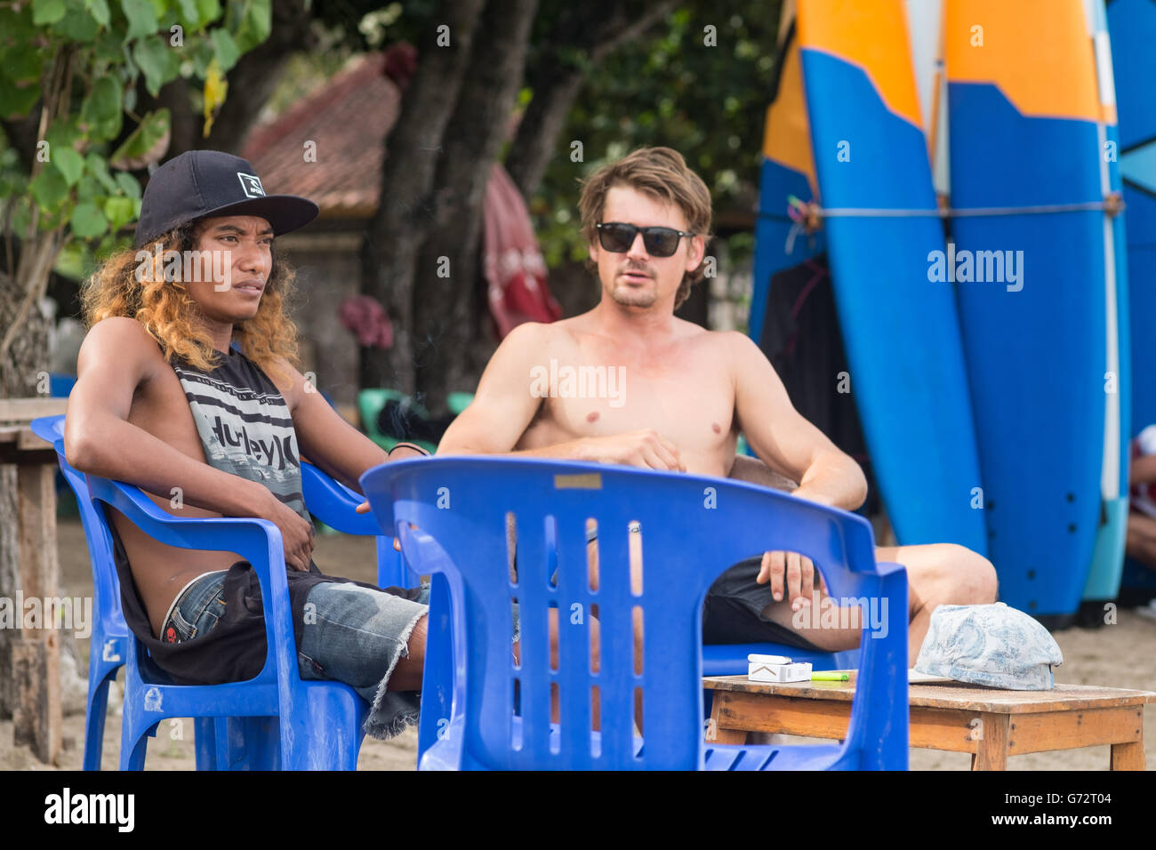 Guy talking hi-res stock photography and images - Alamy