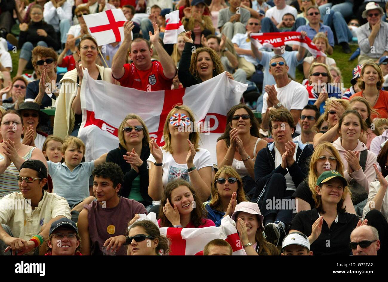 Wim04 sport tennis fans supporters henman hill hi-res stock photography ...