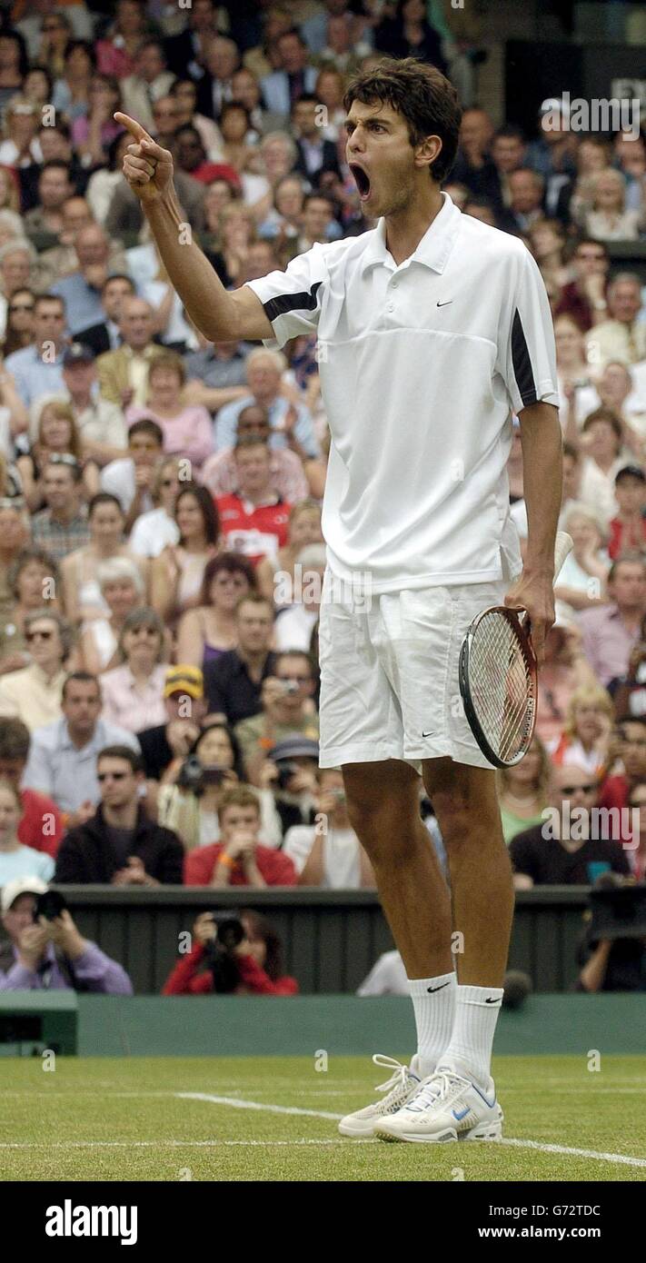 Wimbledon tim henman action 4 hi-res stock photography and images - Alamy