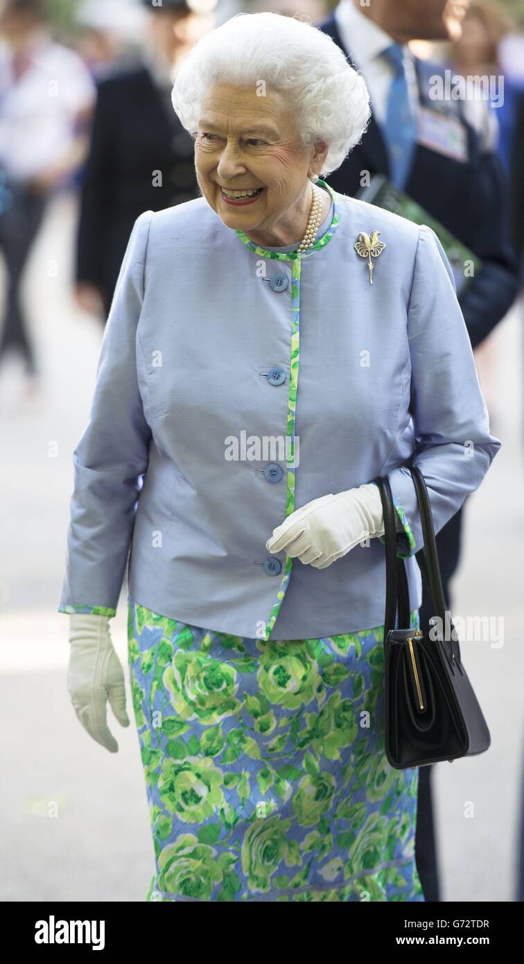 Queen elizabeth ii visit chelsea flower show in london hi-res stock ...