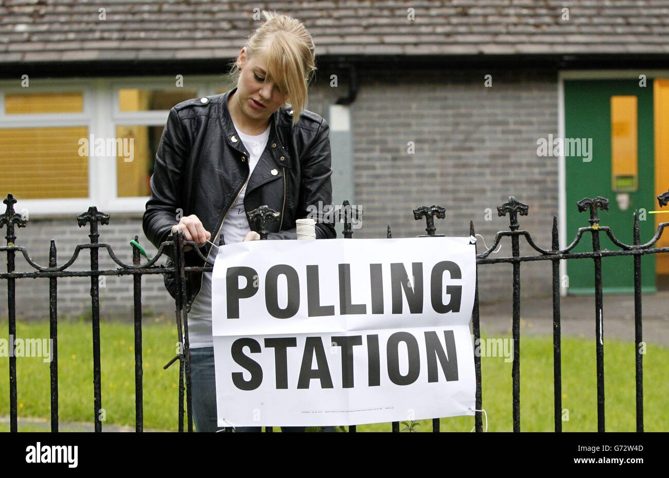 Polling station worker hi-res stock photography and images - Alamy