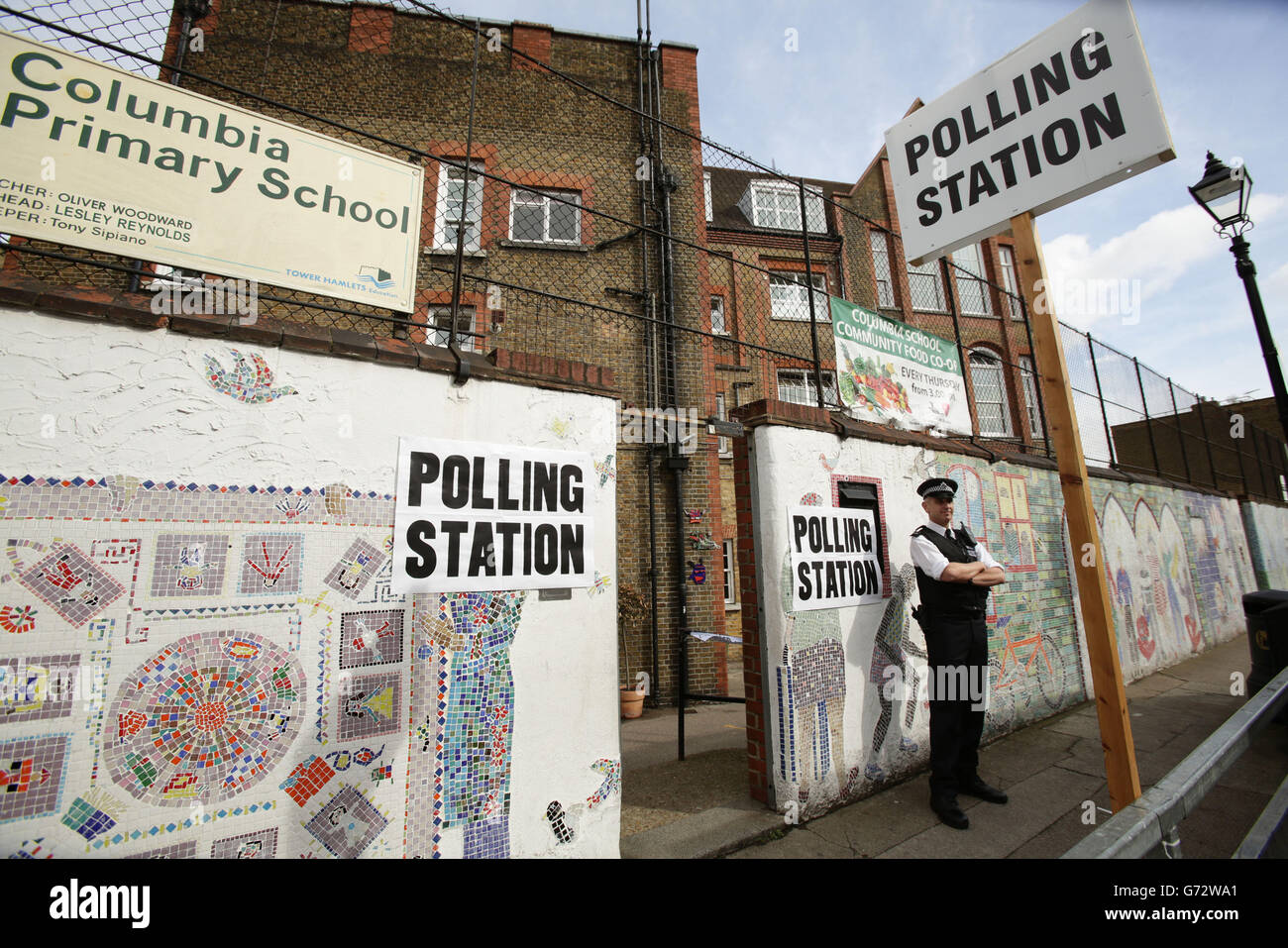 Outside voter polling station hi-res stock photography and images - Alamy