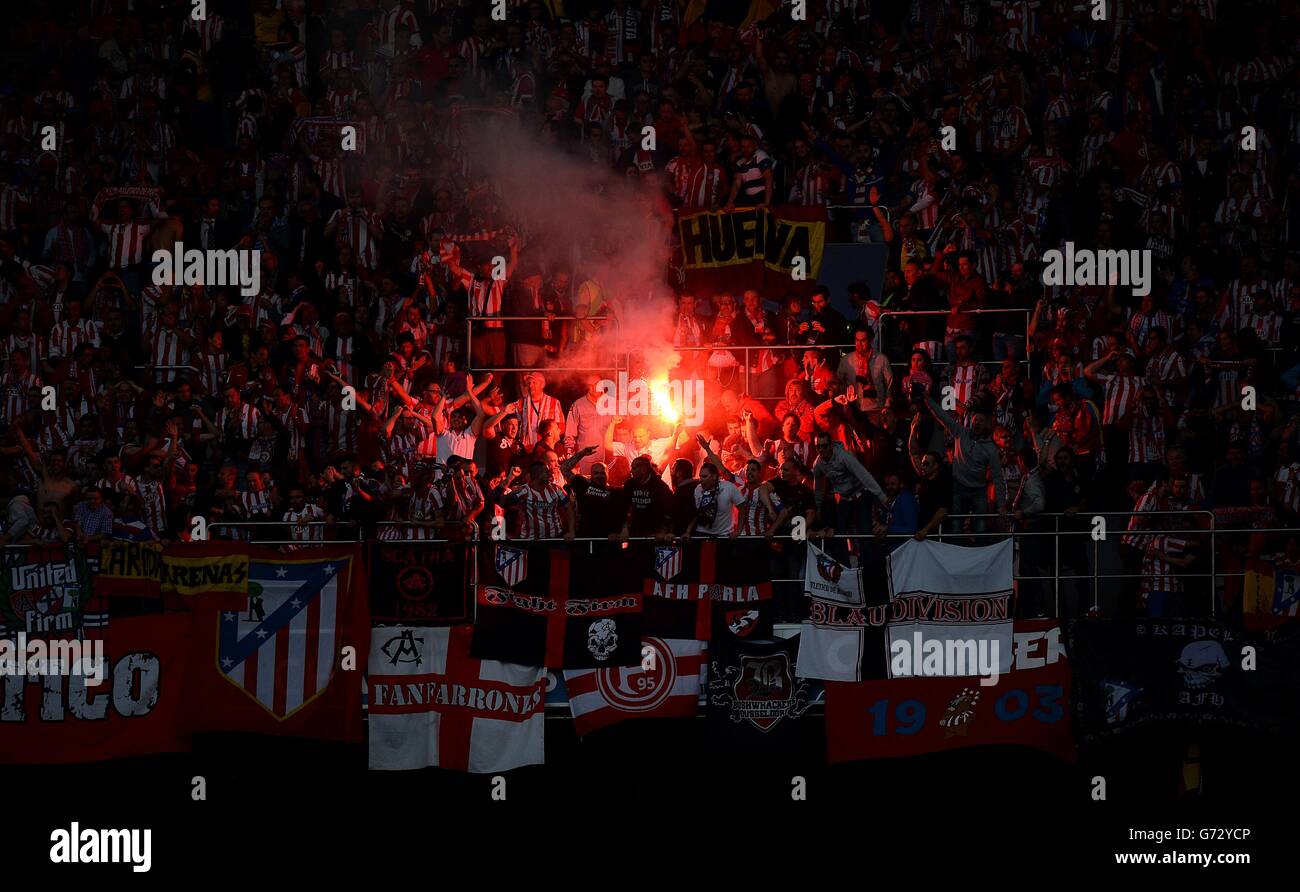 Football fans red flares hi-res stock photography and images - Alamy