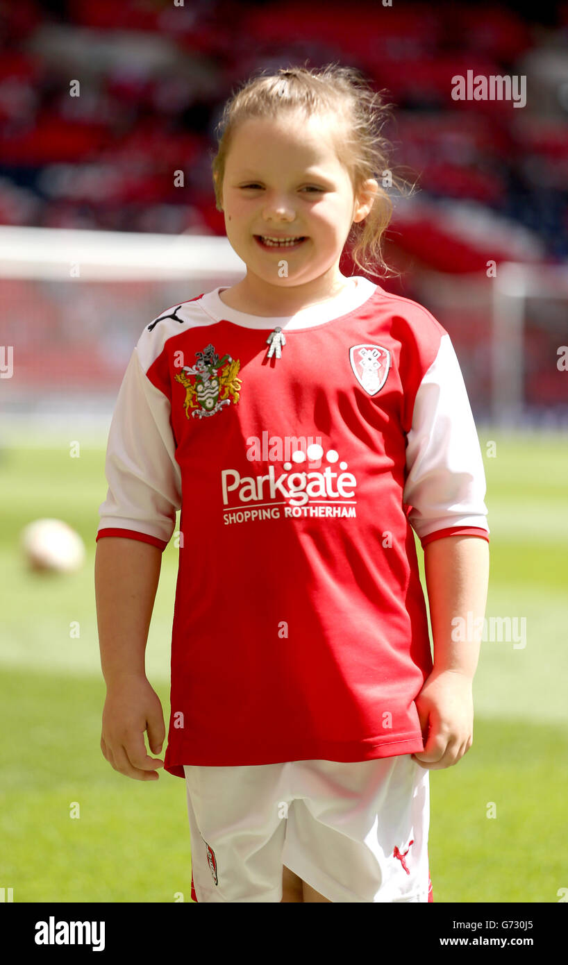 Rotherham united mascot hi-res stock photography and images - Alamy