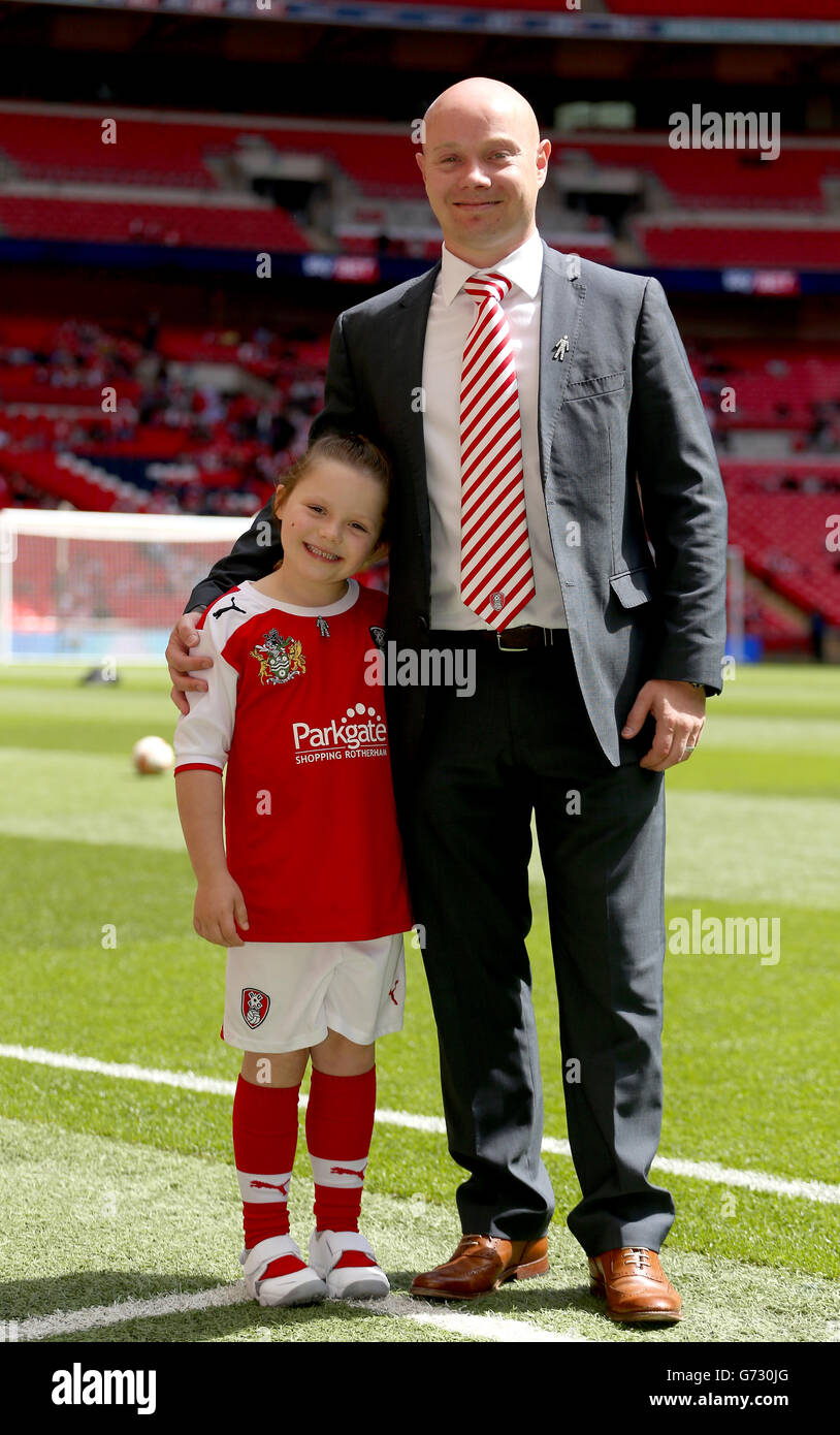 Rotherham united mascot hi-res stock photography and images - Alamy