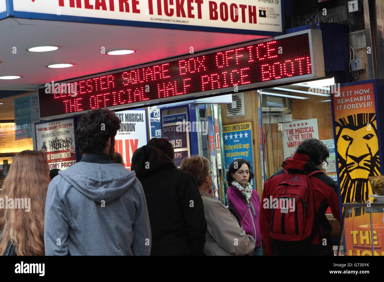 Square box hi-res stock photography and images - Alamy