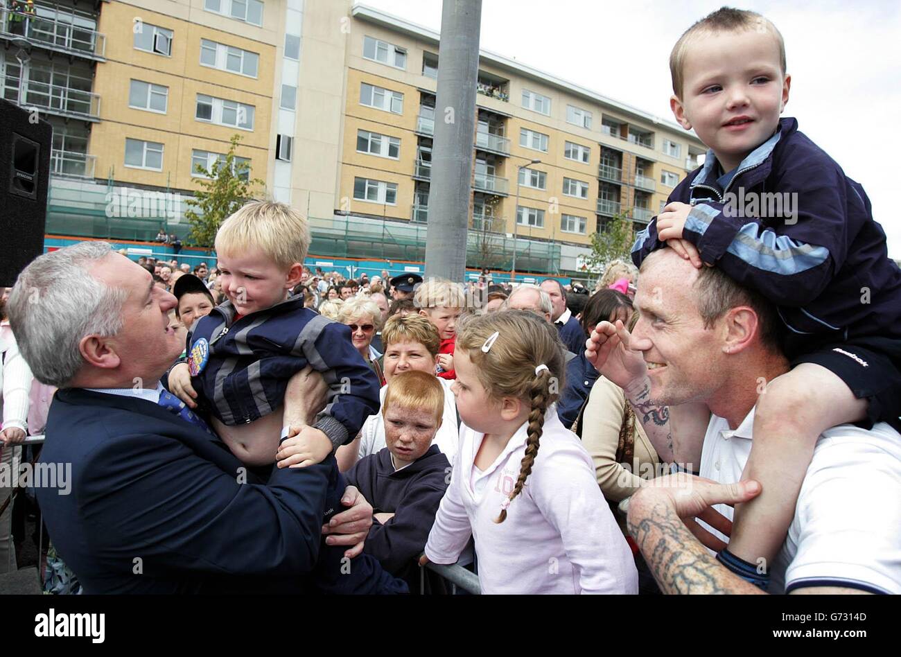 Taoiseach bertie ahern meets residents of ballymun housing development ...