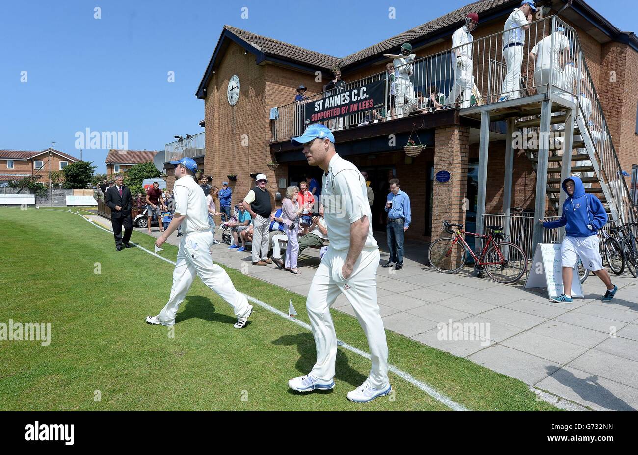 Andrew flintoff walks out onto the pitch hi-res stock photography and ...