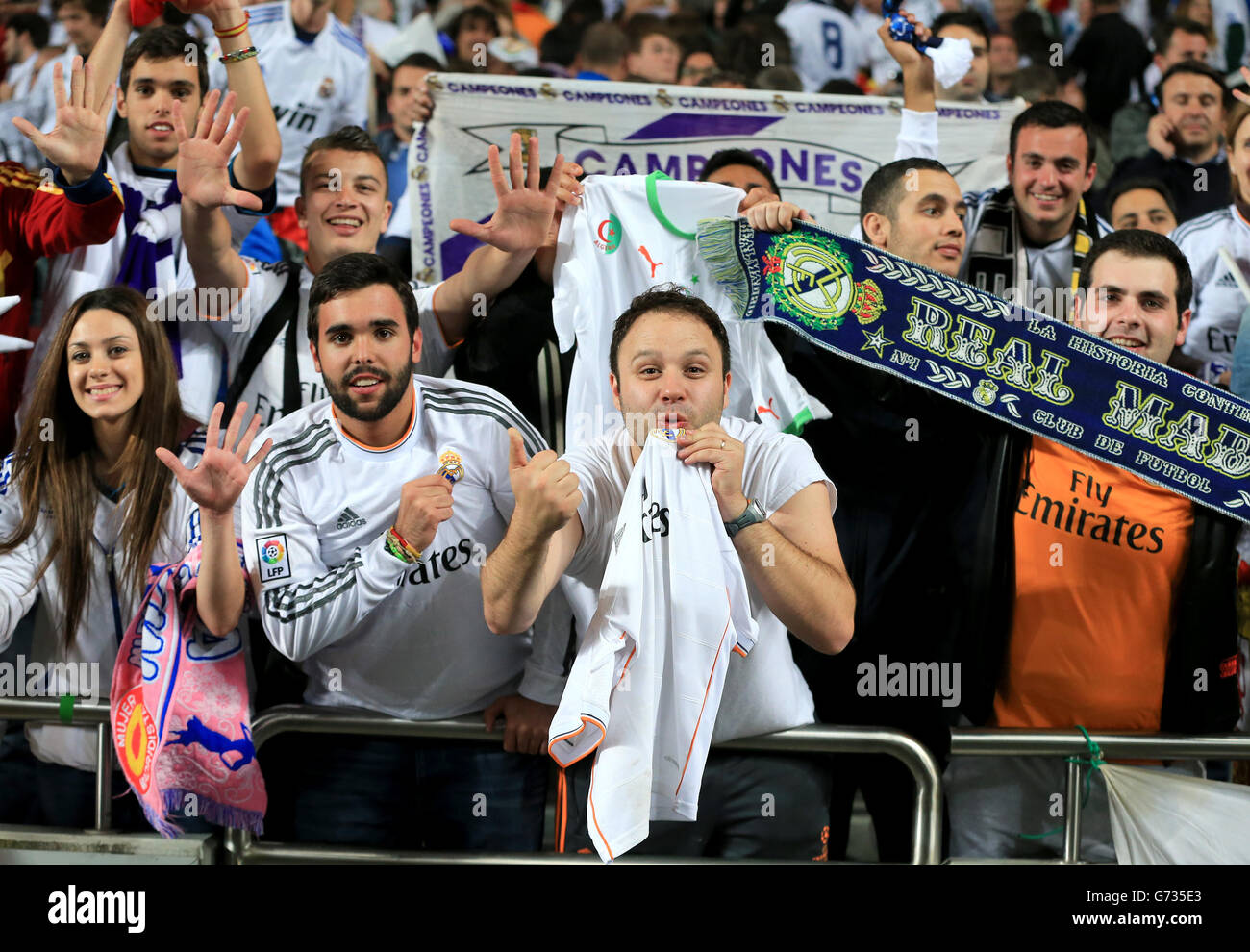 Estadio da luz real madrid fans celebrate in the stands hi-res stock ...