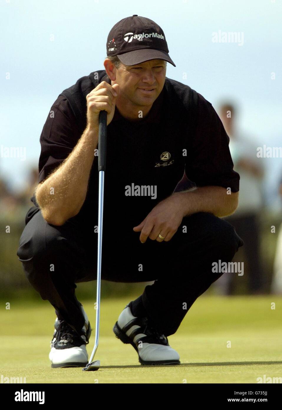 Golf action crouching retief goosen hi-res stock photography and images ...