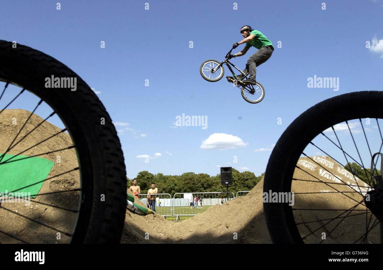 Bmx stunts hi-res stock photography and images - Alamy