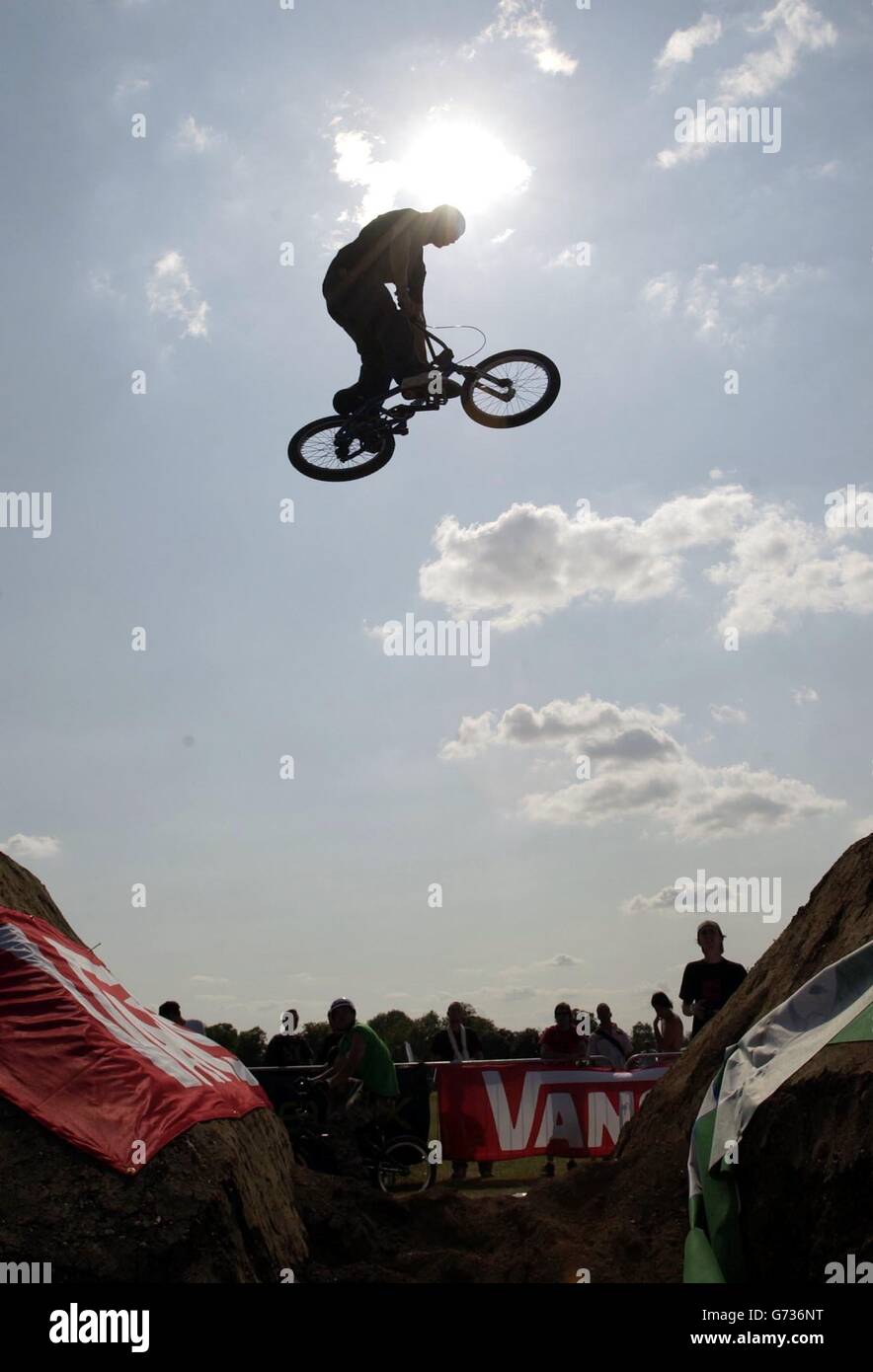 Bmx stunts hi-res stock photography and images - Alamy