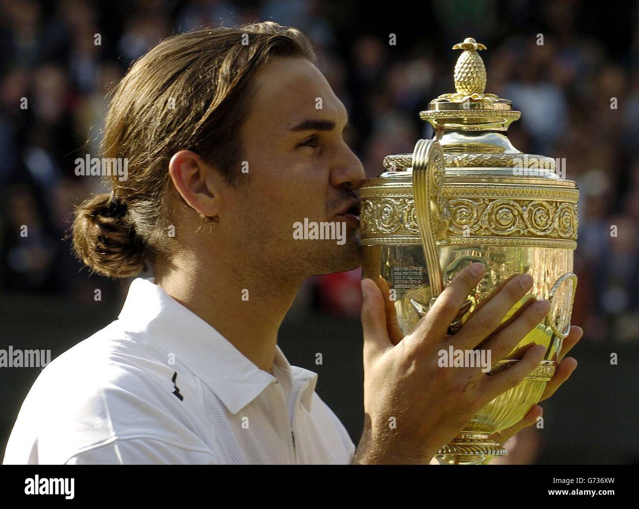 Roger Federer from Switzerland kisses the trophy after defeating Andy ...