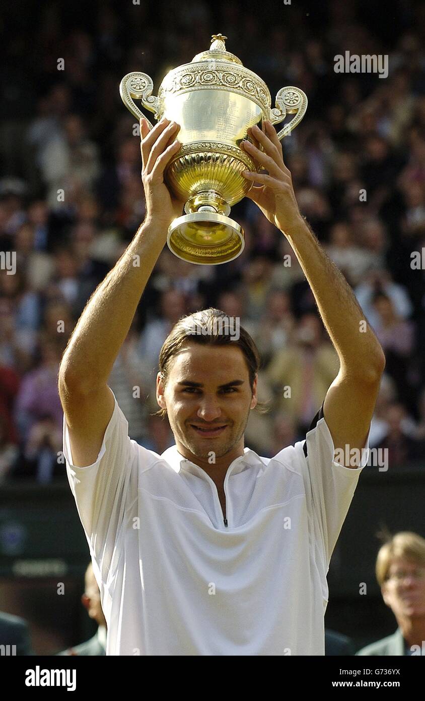 Tennis wim04 celebrating trophy roger federer hi-res stock photography ...