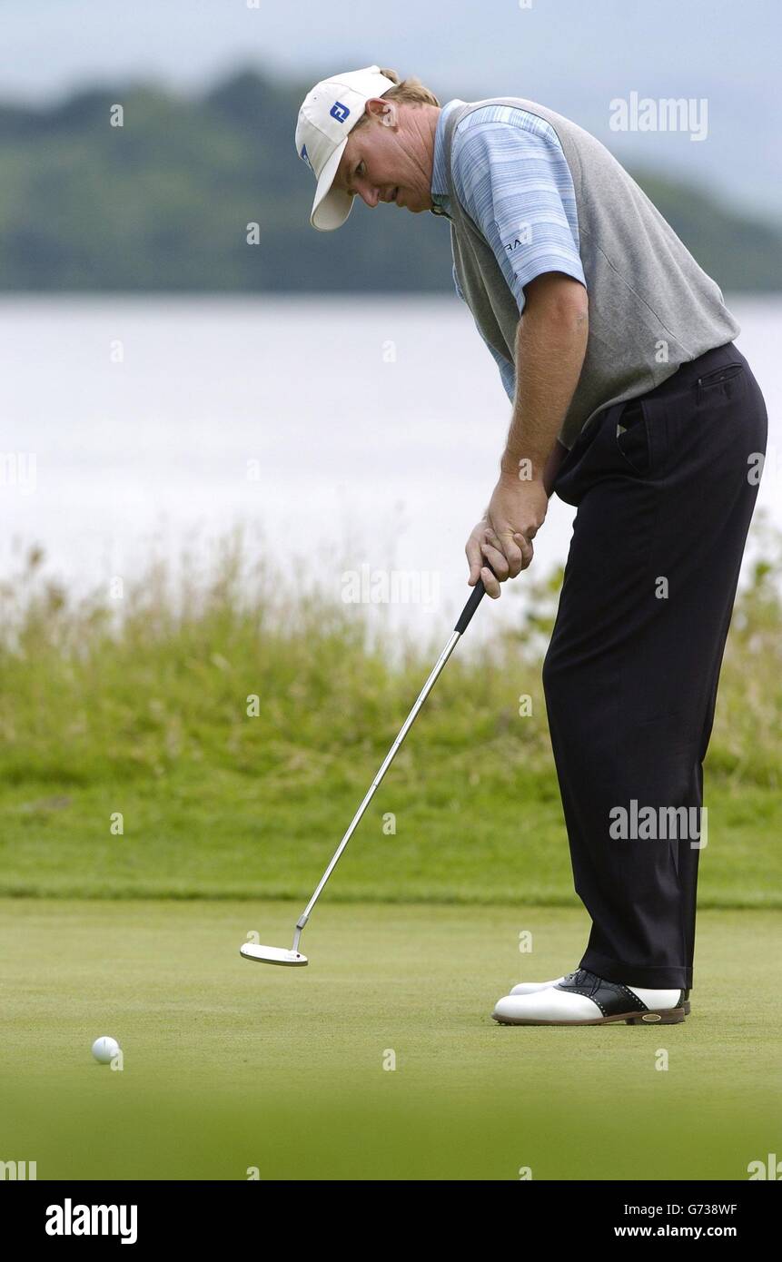 Sport golf action putting ernie els hi-res stock photography and images ...