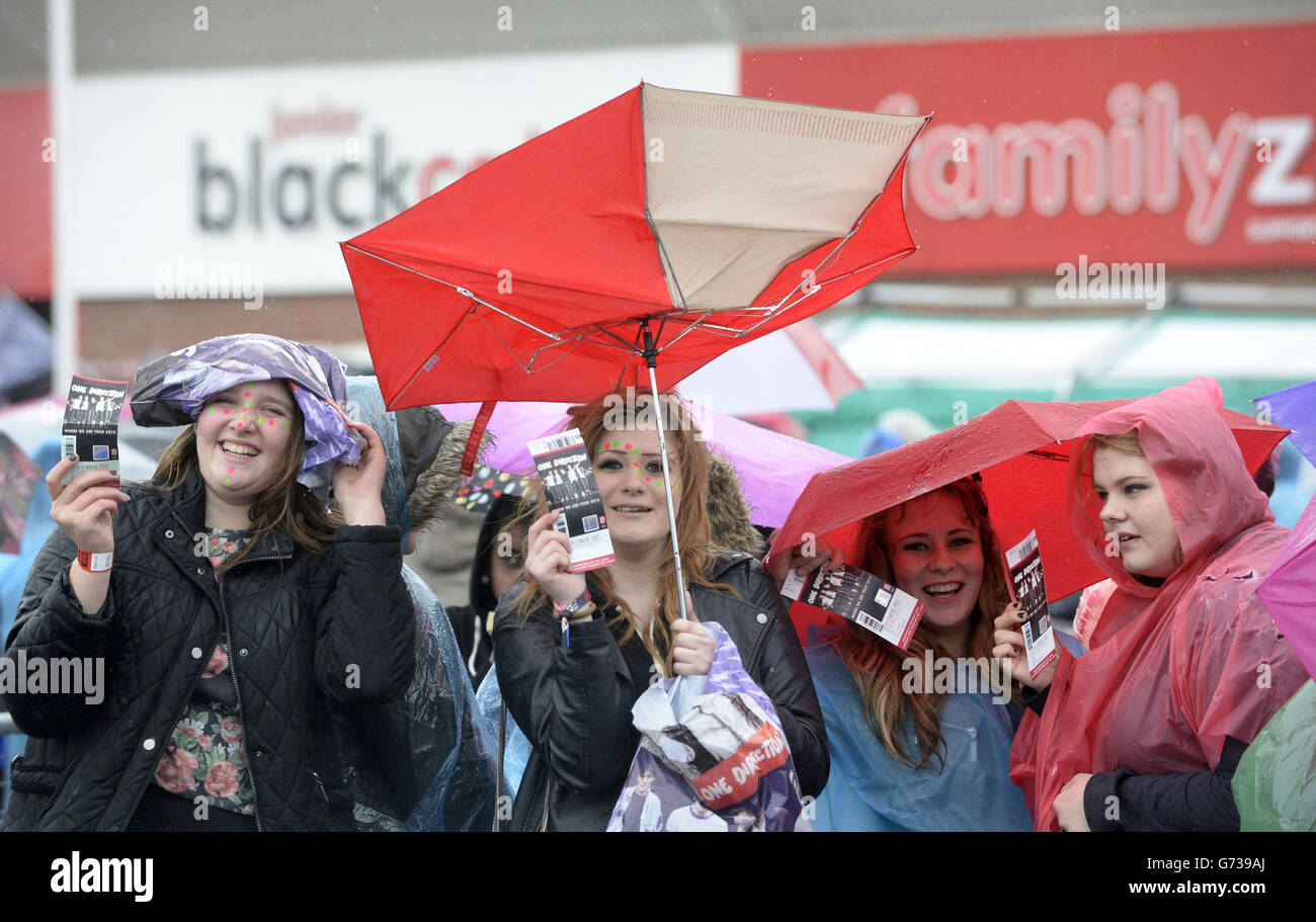 One Direction fans in Sunderland Stock Photo - Alamy