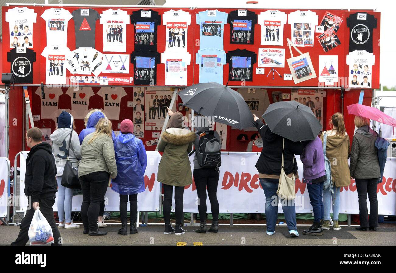 One direction merchandise hi-res stock photography and images - Alamy
