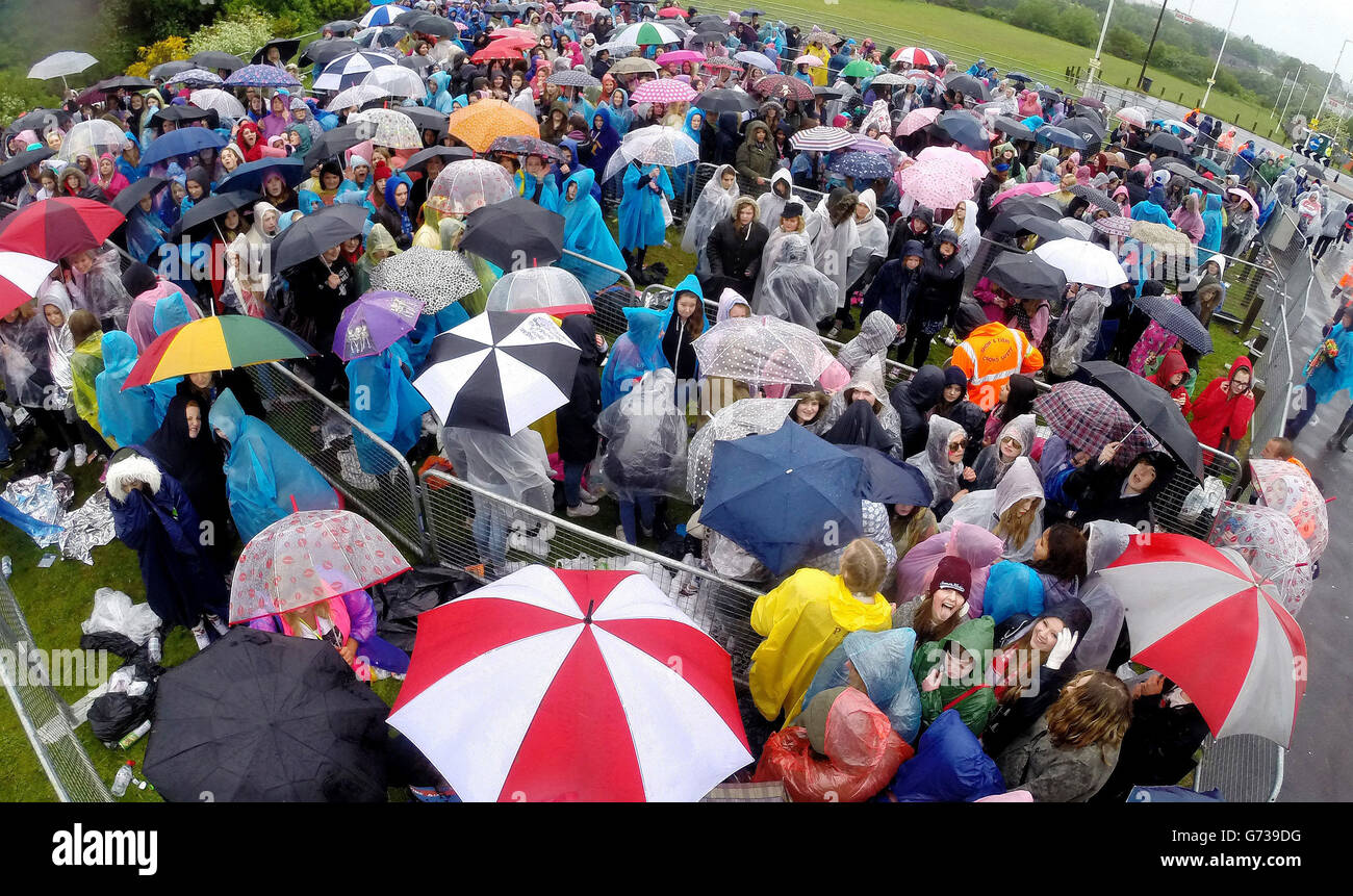 One Direction fans in Sunderland Stock Photo - Alamy