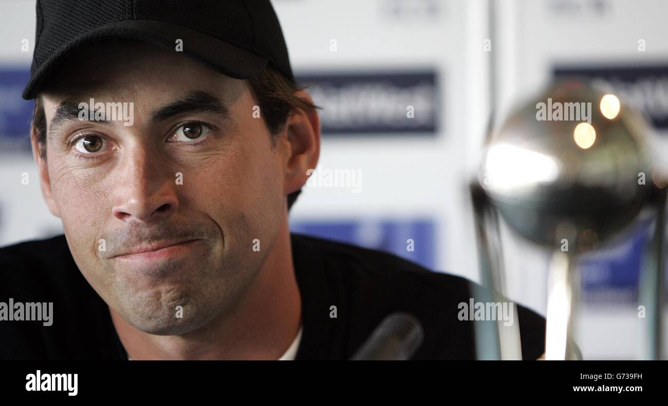 Stephen fleming at press conference hi-res stock photography and images ...