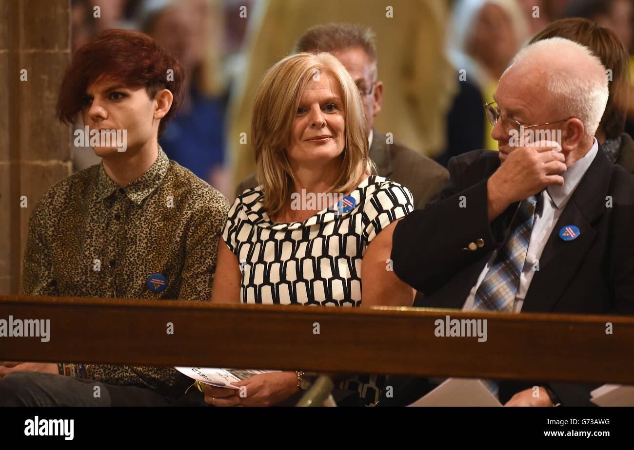 Left to right stephen suttons brother chris hi-res stock photography ...