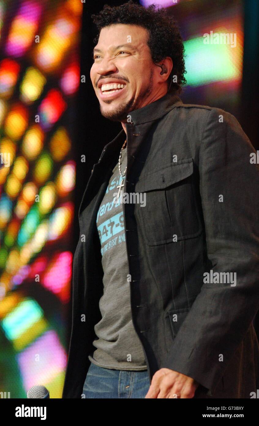 Celebrity showbiz music singer performing on stage lionel richie hi-res ...