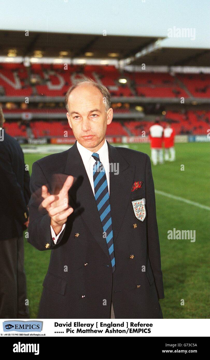 Referee david elleray england hi-res stock photography and images - Alamy