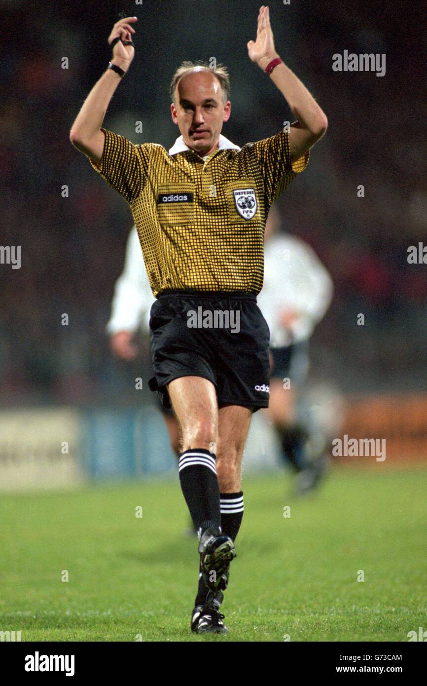Referee david elleray england hi-res stock photography and images - Alamy
