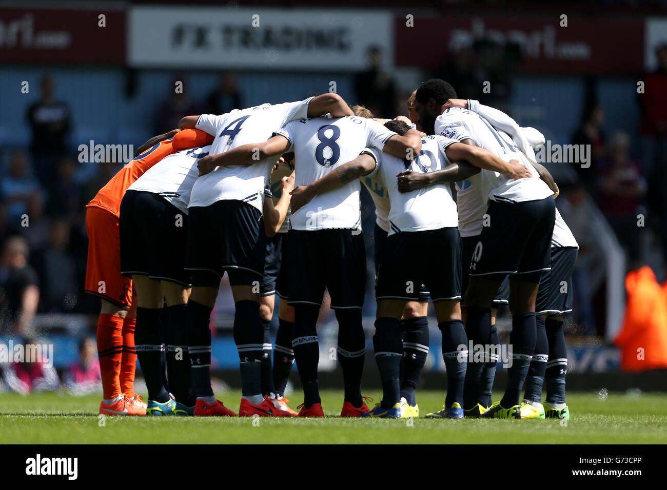 Tottenham hotspur team huddle hi-res stock photography and images - Alamy