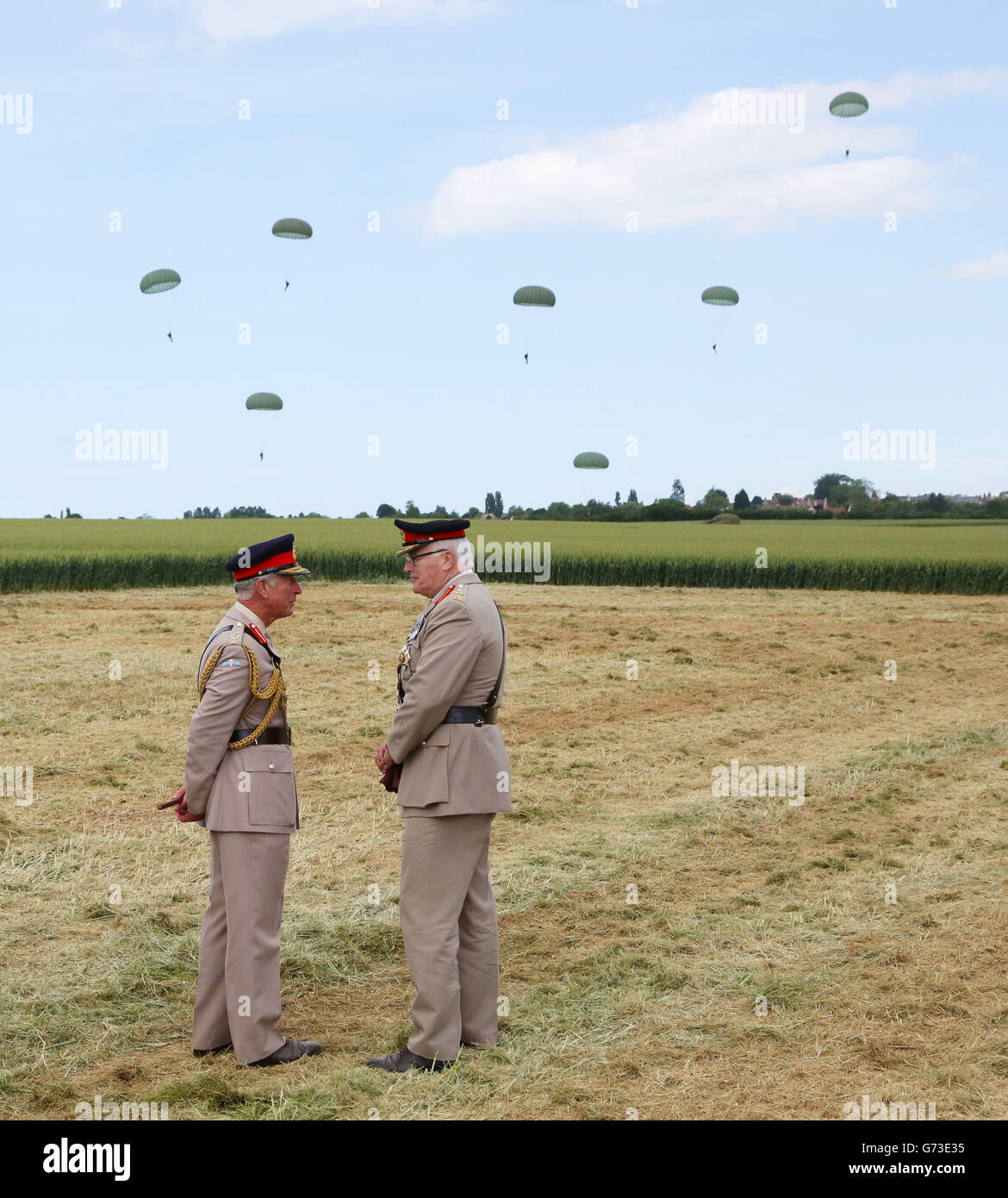 Parachute drop hi-res stock photography and images - Alamy