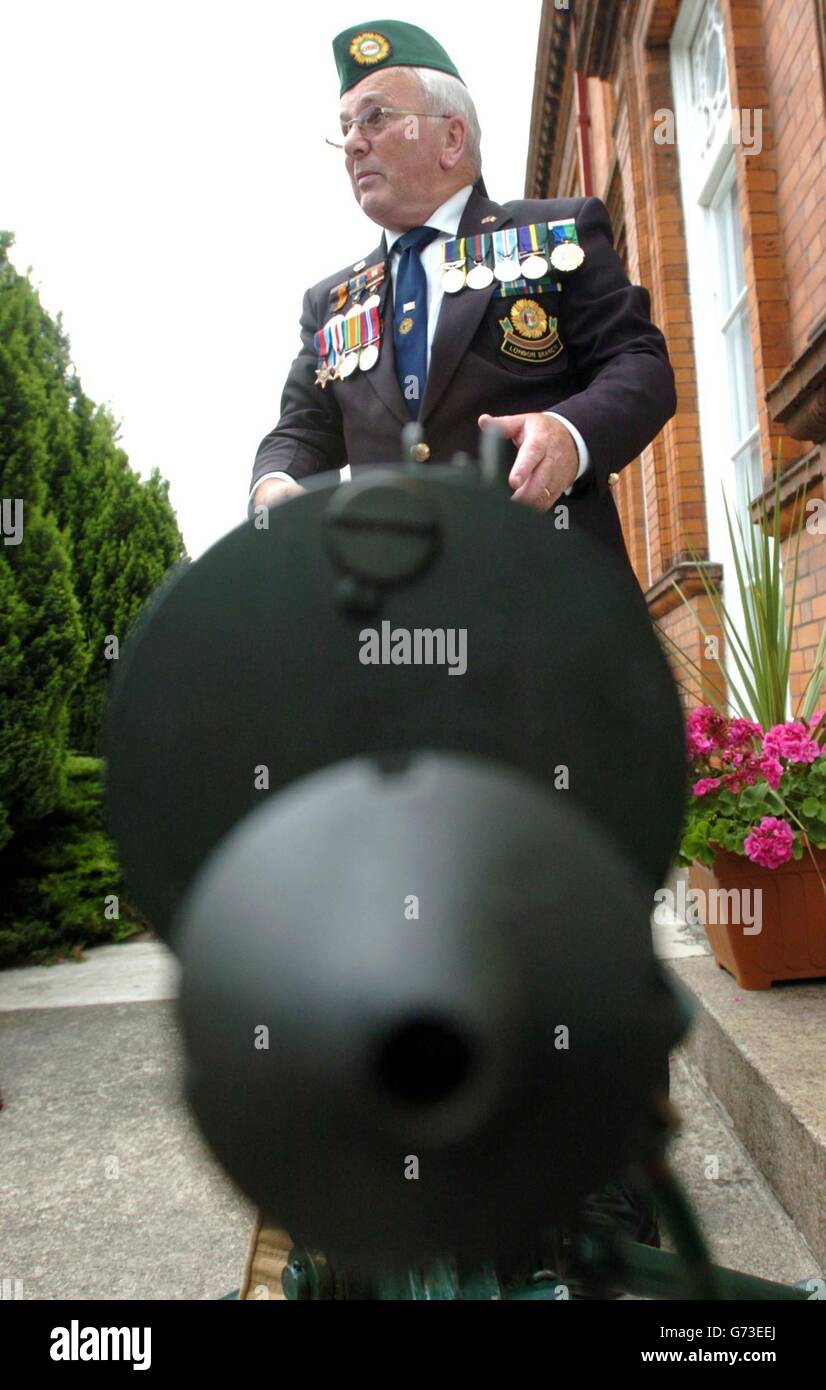 Mr Edward Bell demonstrates a 1894 model Vickers .303 machine-gun ...