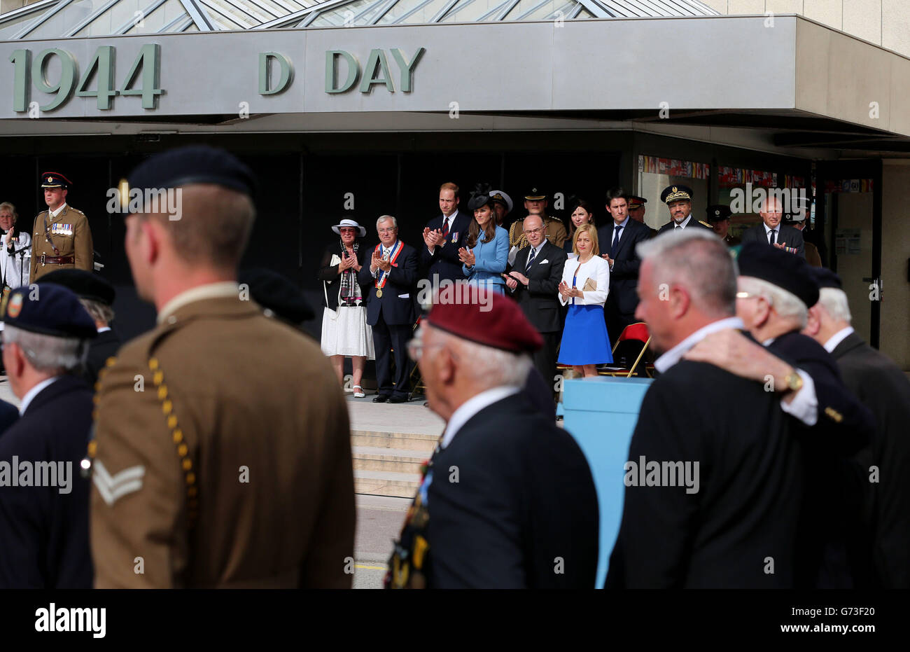 Veterans day landings parade hi-res stock photography and images - Alamy