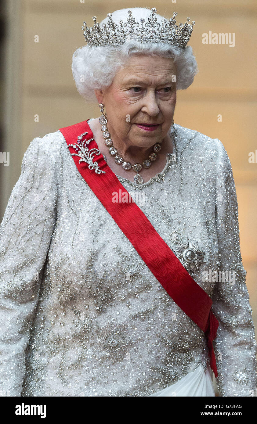 Queen elizabeth ii attends state banquet elysee palace hi-res stock ...