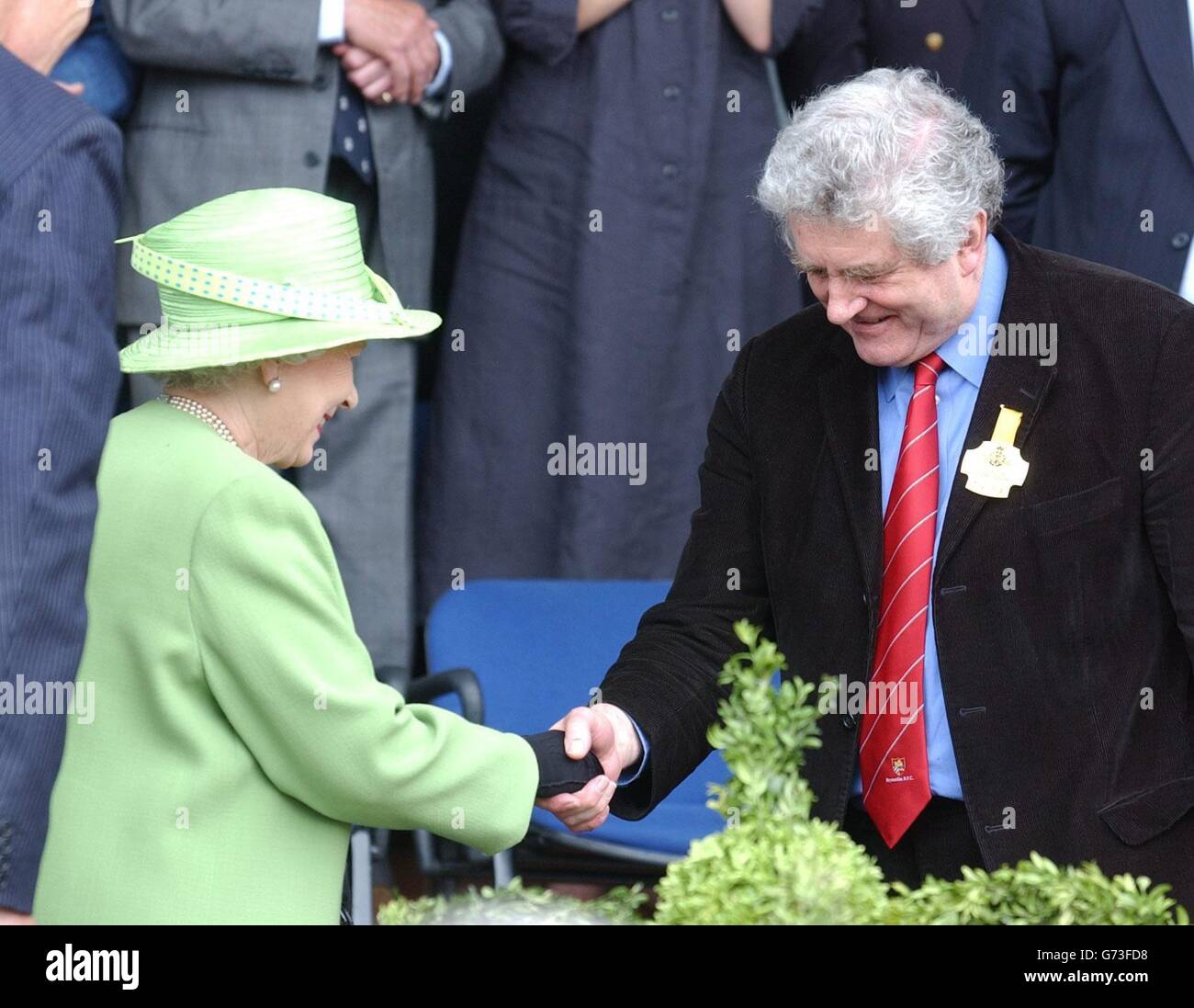 Queen elizabeth royal welsh show hi-res stock photography and images ...