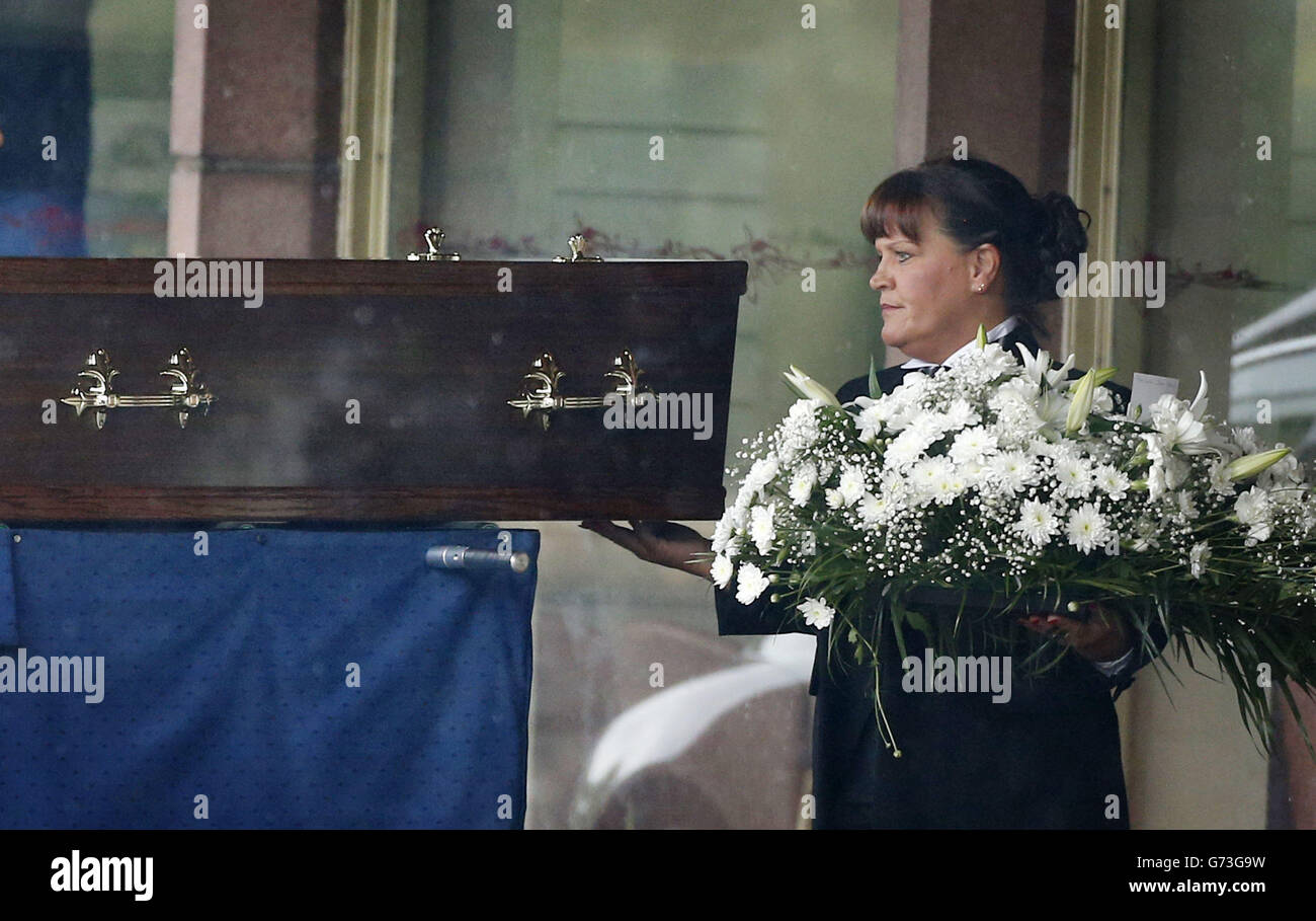 Into clydebank crematorium ahead of his funeral hi-res stock ...
