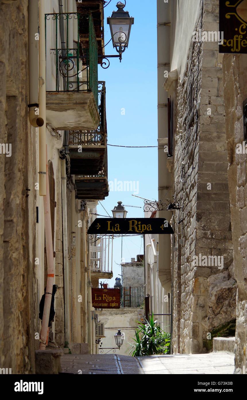 Vieste, Puglia, Italy, street in medieval old town Stock Photo - Alamy