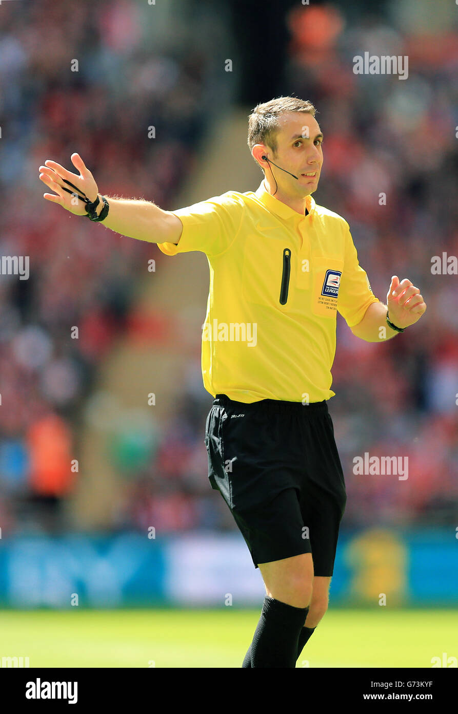 Referee david coote hi-res stock photography and images - Alamy
