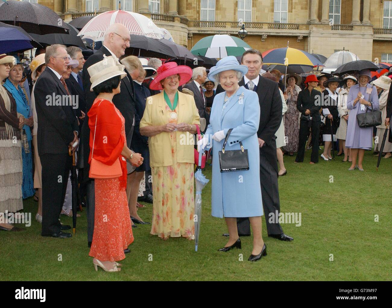 Queen elizabeth ii garden party outfit hi-res stock photography and ...