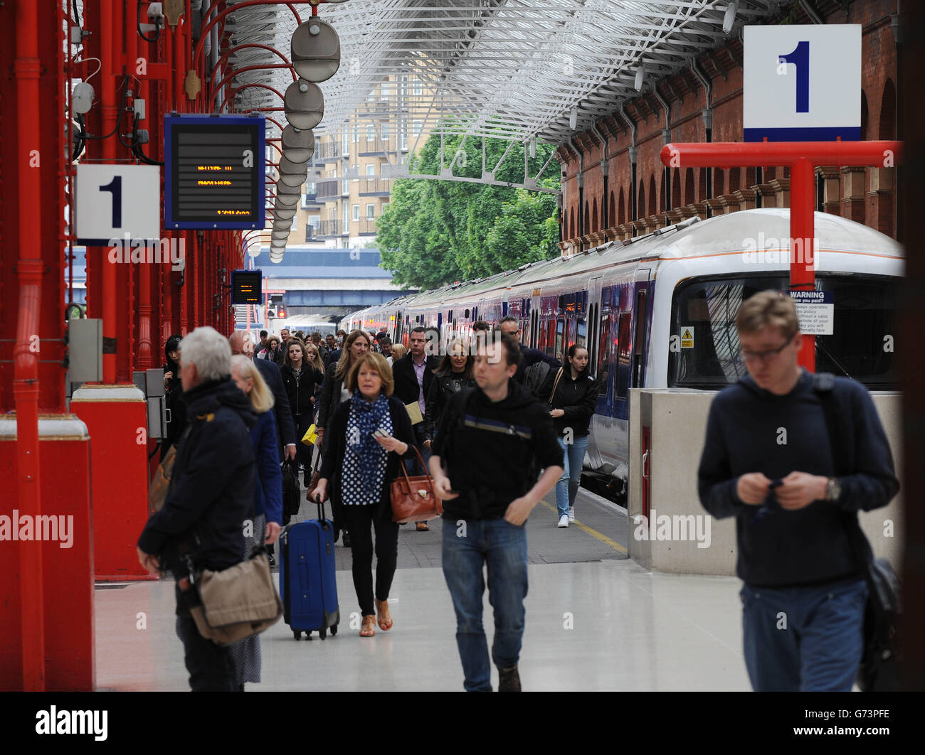 Passengers leaving chiltern railways train marylebone station hi-res ...