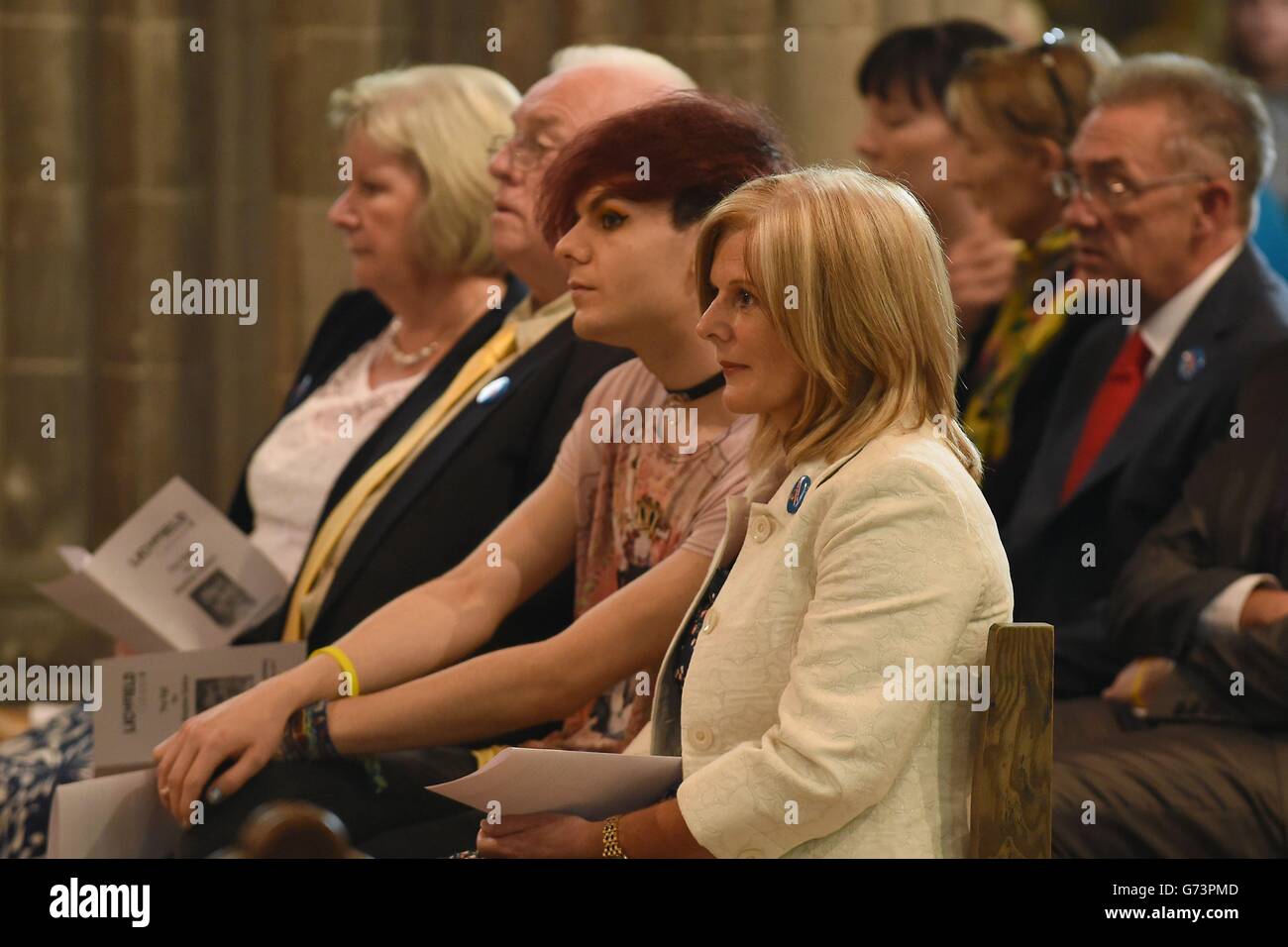 Stephen Sutton's mother Jane Sutton (4th left)and his brother Chris ...