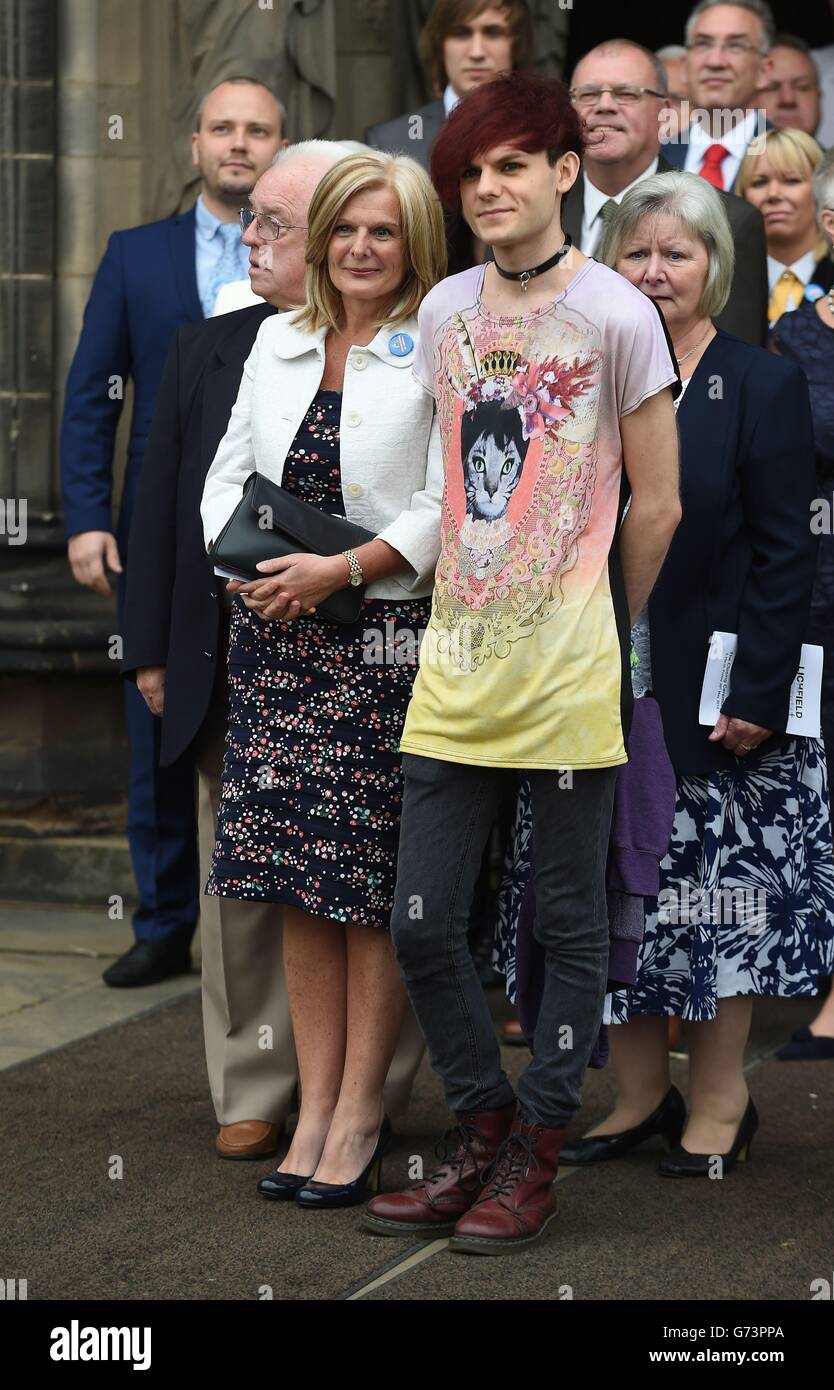 Left to right stephen suttons brother chris hi-res stock photography ...