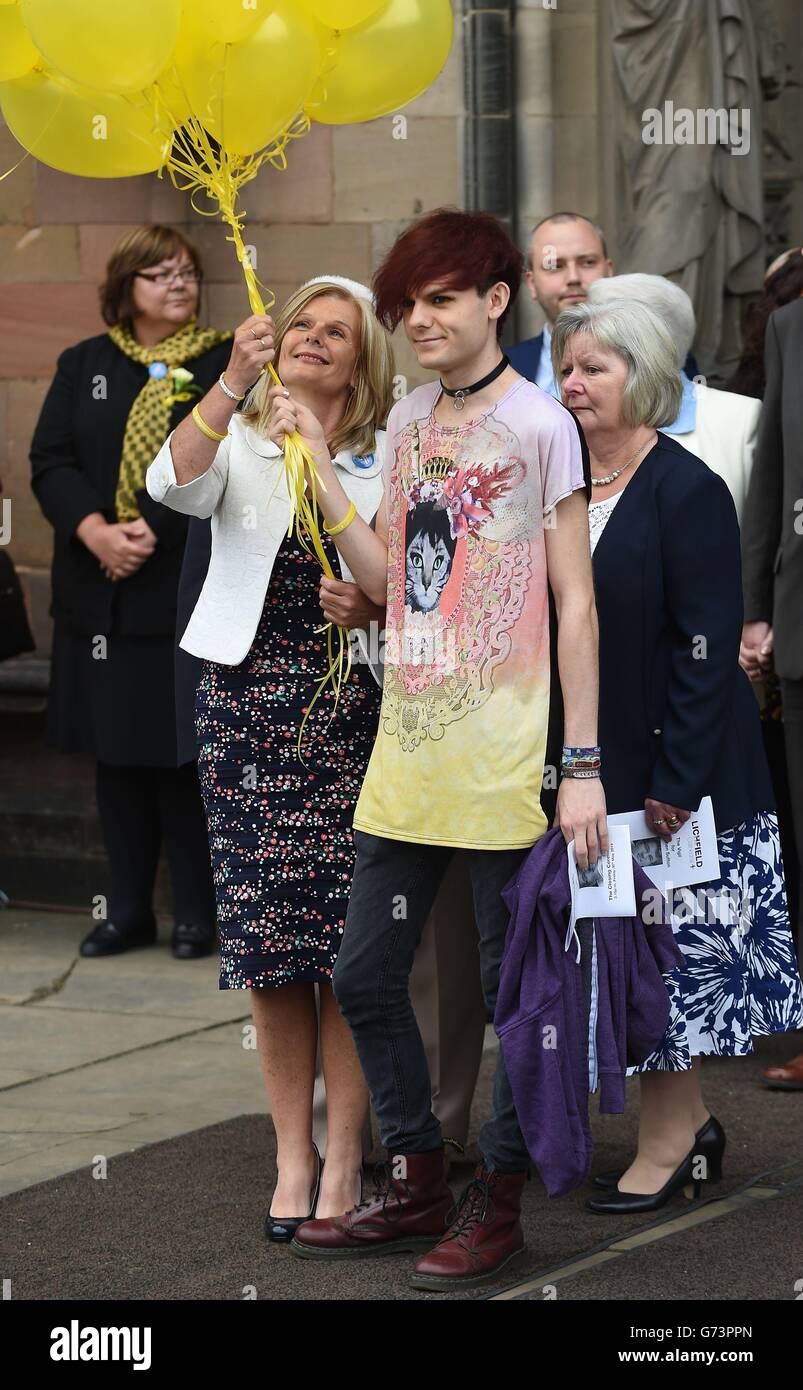 Stephen Sutton's mother Jane Sutton (front left) and his brother Chris ...