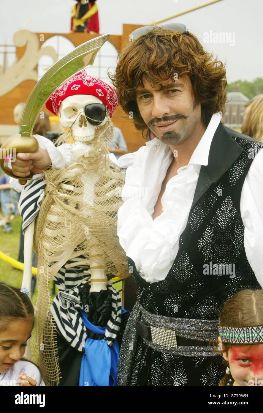 Peter pans kensington gardens hi-res stock photography and images - Alamy